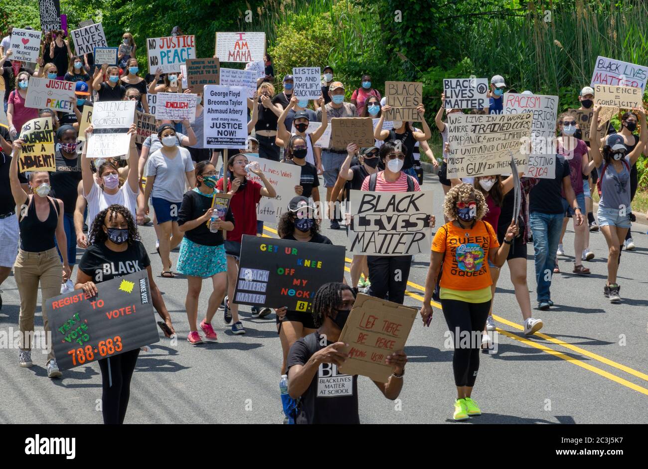 Crowd carrying protest signs hi-res stock photography and images - Alamy