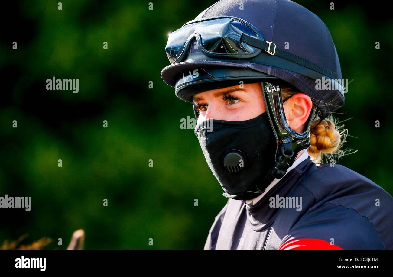 Grace McEntee at Kempton Park Racecourse Stock Photo - Alamy