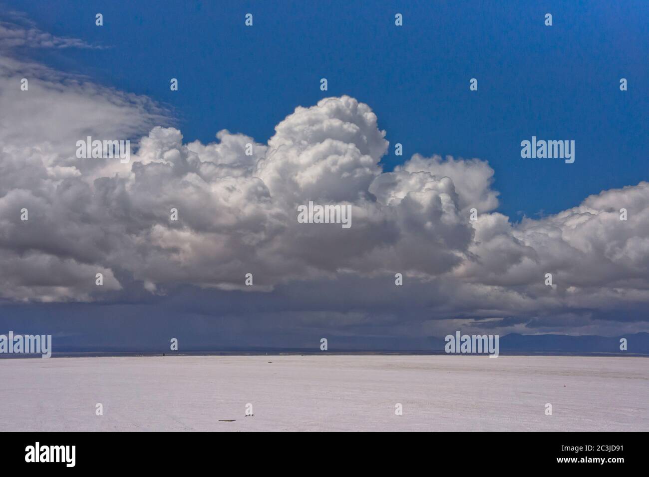 Fantastic horizon over the lake Salar de Uyuni, Bolivia, South America ...