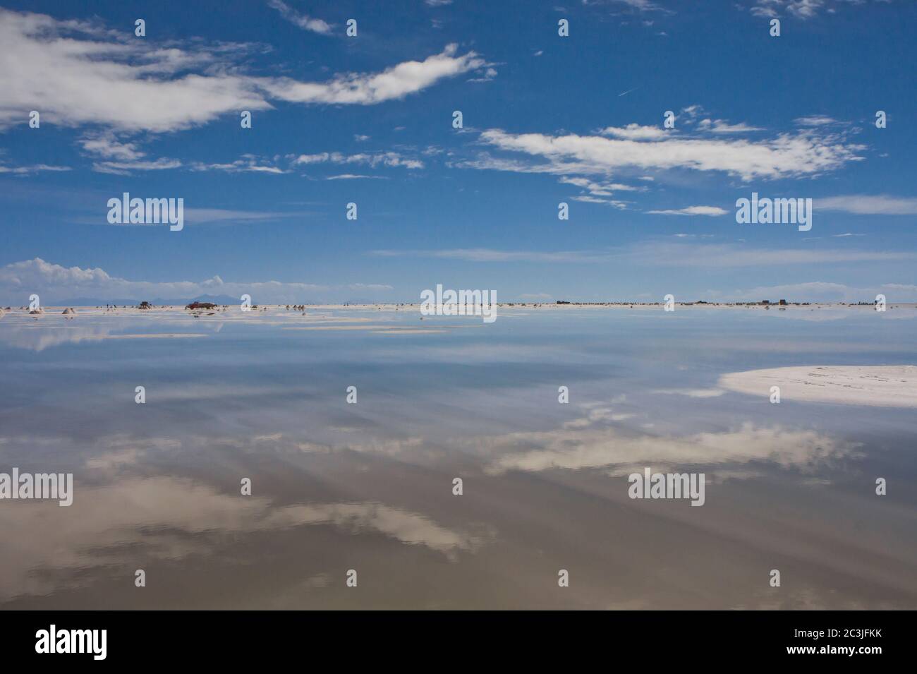 Fantastic horizon over the lake Salar de Uyuni, Bolivia, South America ...