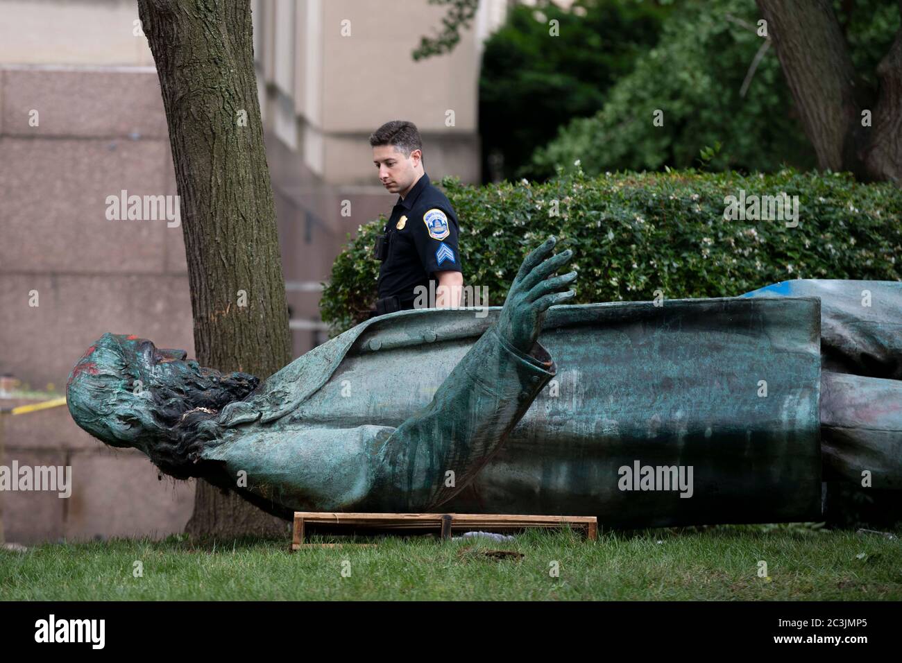 Confederate statue toppled hi-res stock photography and images - Alamy