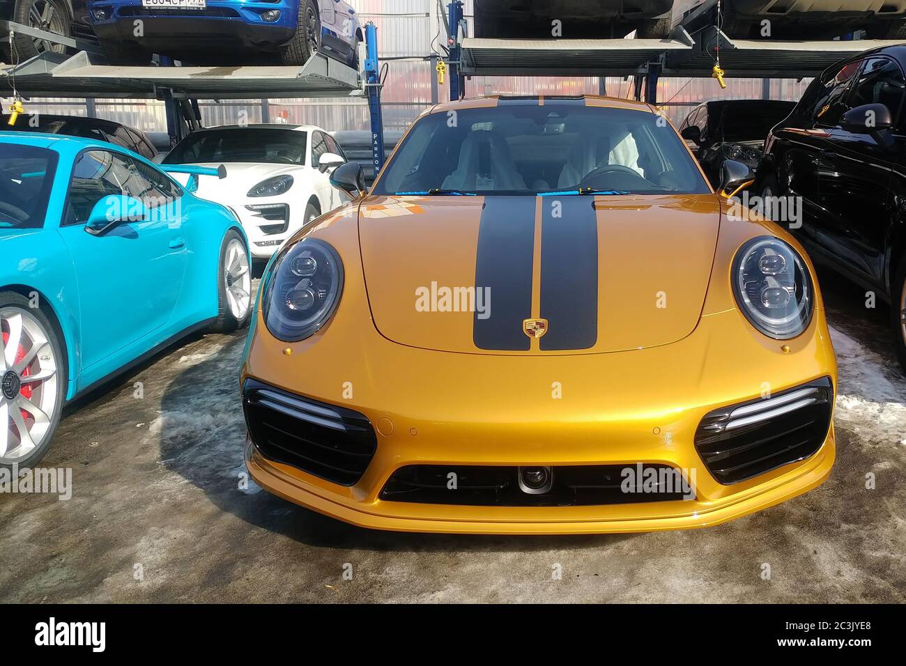 Gold porsche 911 hi-res stock photography and images - Alamy