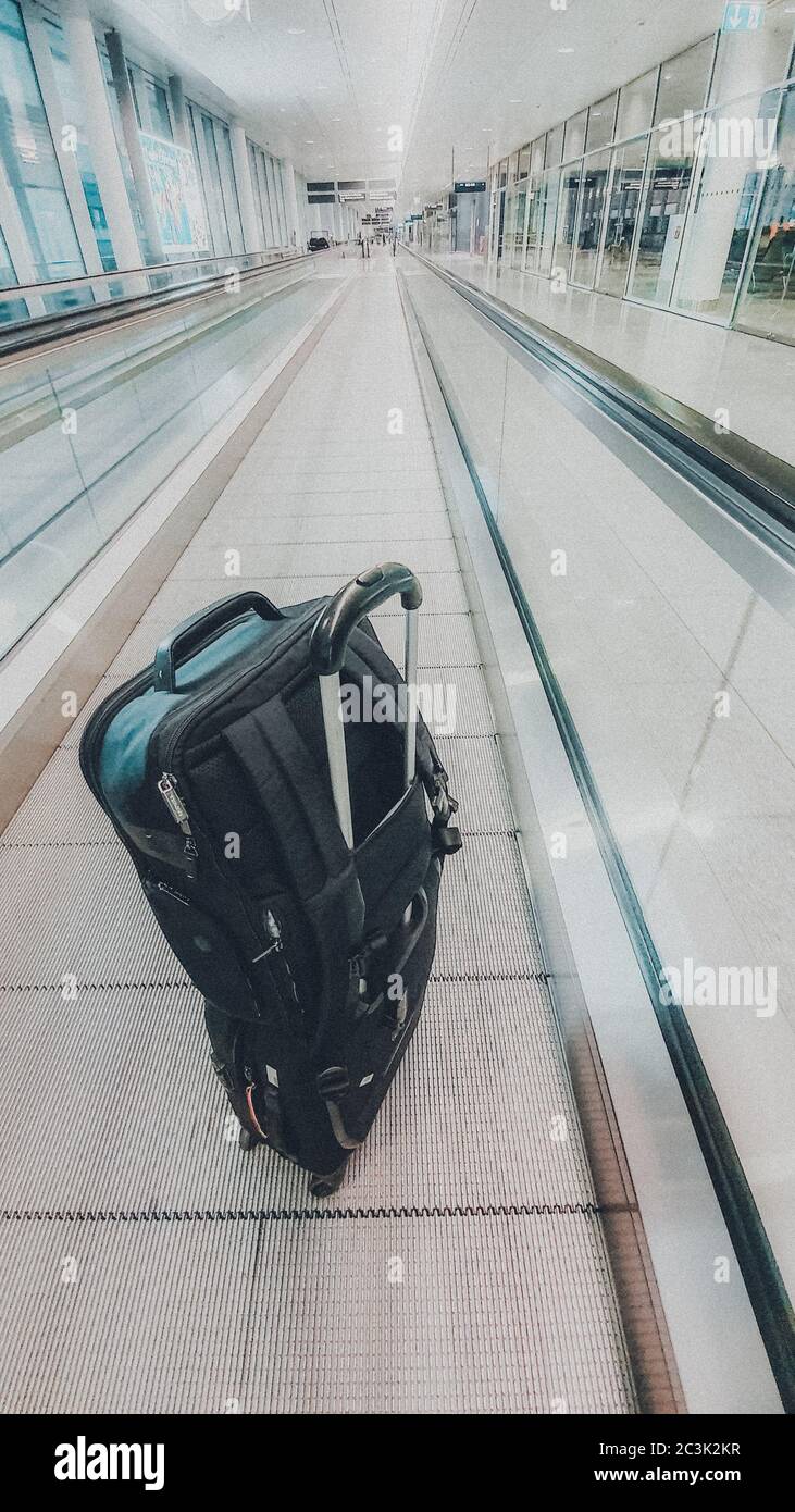 Airport arrival door hi-res stock photography and images - Alamy