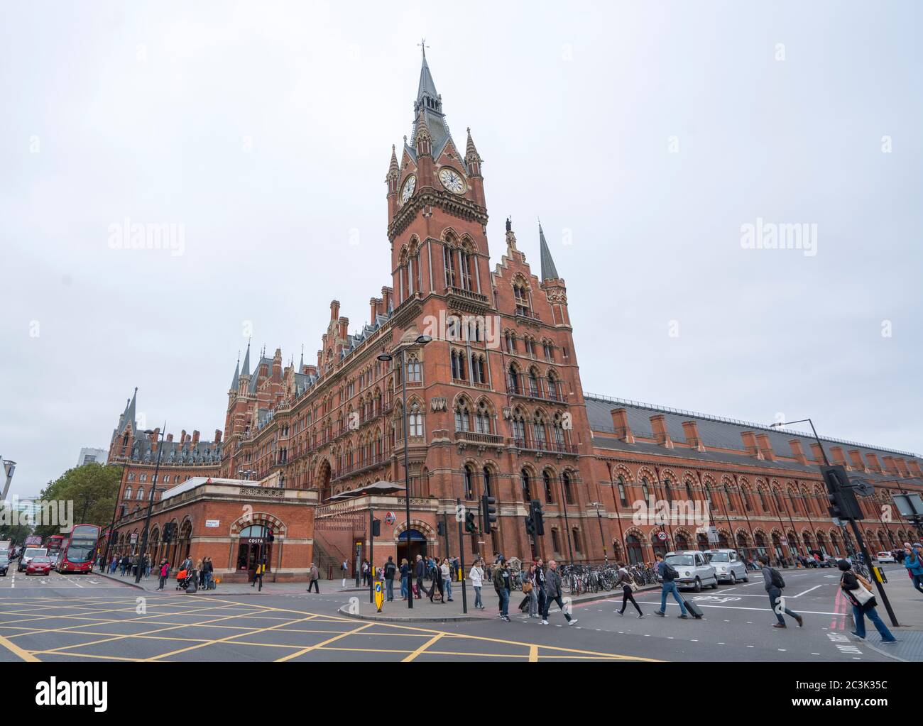 Kings Cross square in London - LONDON, ENGLAND - SEPTEMBER 14, 2016 ...