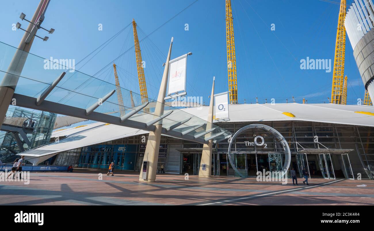 Buildings and landmarks the o2 arena london hi-res stock photography ...