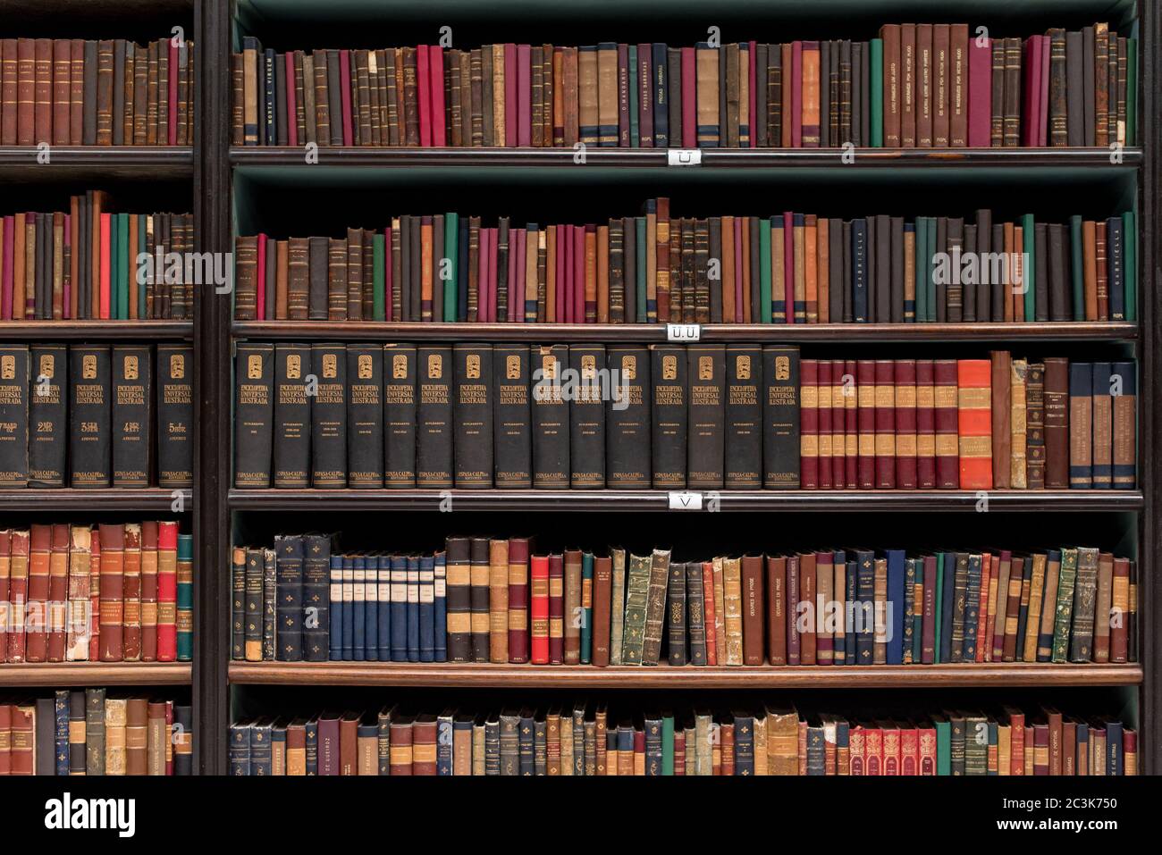 Wooden book shelves old library hi-res stock photography and images - Alamy
