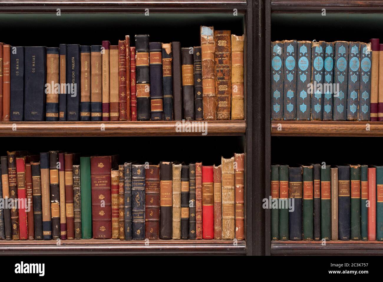 Wooden book shelves old library hi-res stock photography and images - Alamy