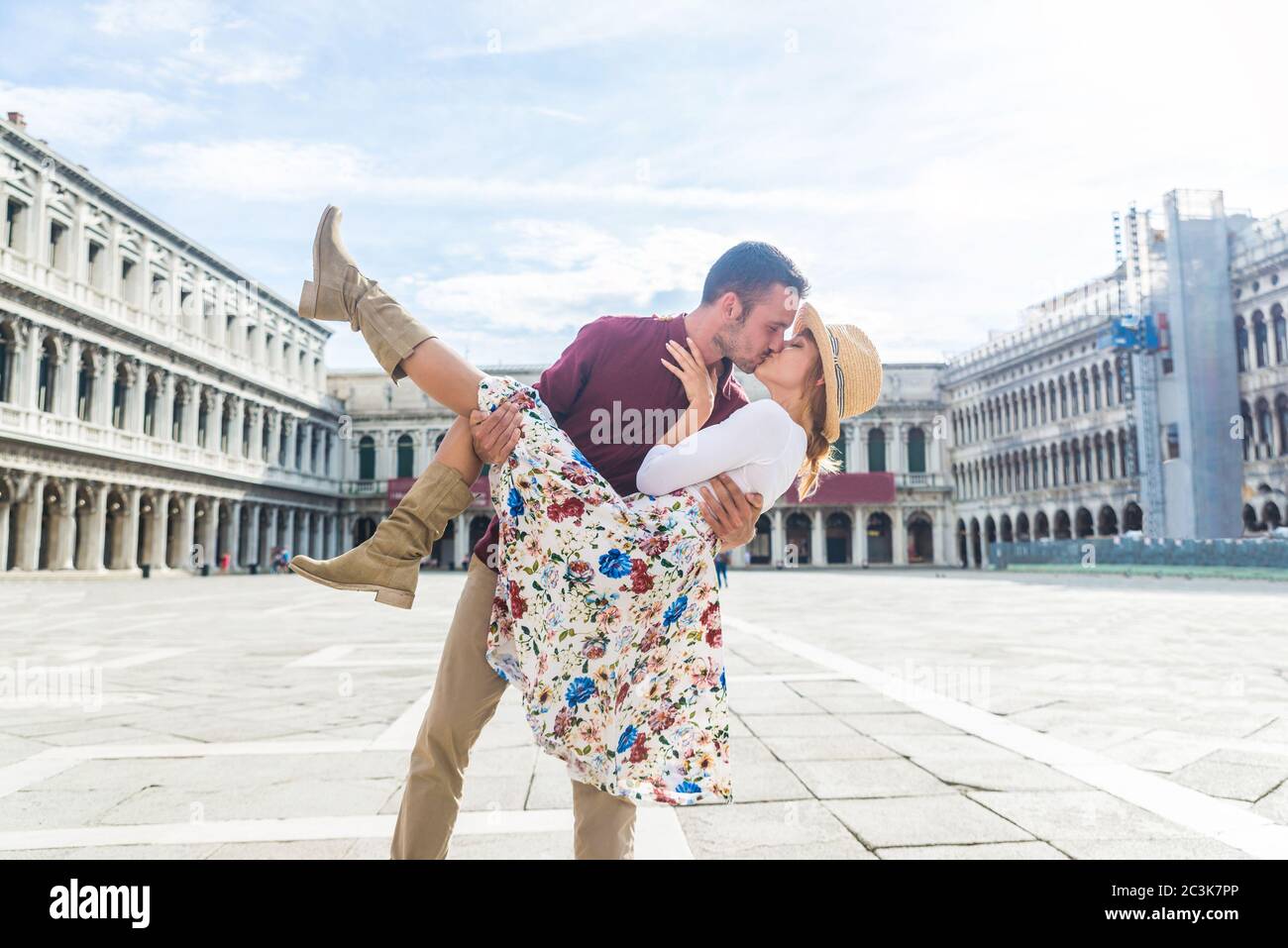 Beautiful couple in love in Venice, Italy. Romantic lovers kissing on a ...