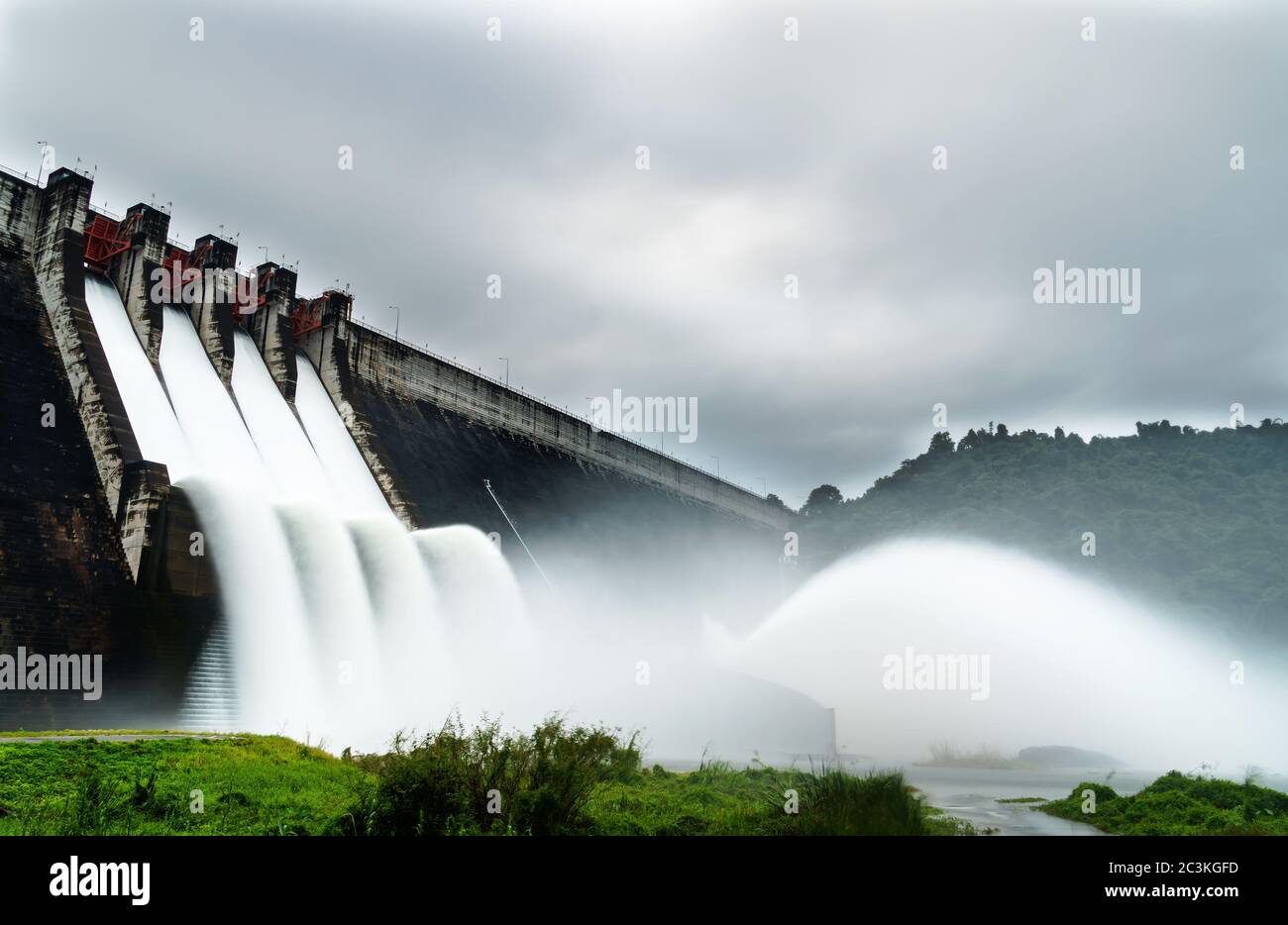 Hydroelectric dam and water drain hi-res stock photography and images ...