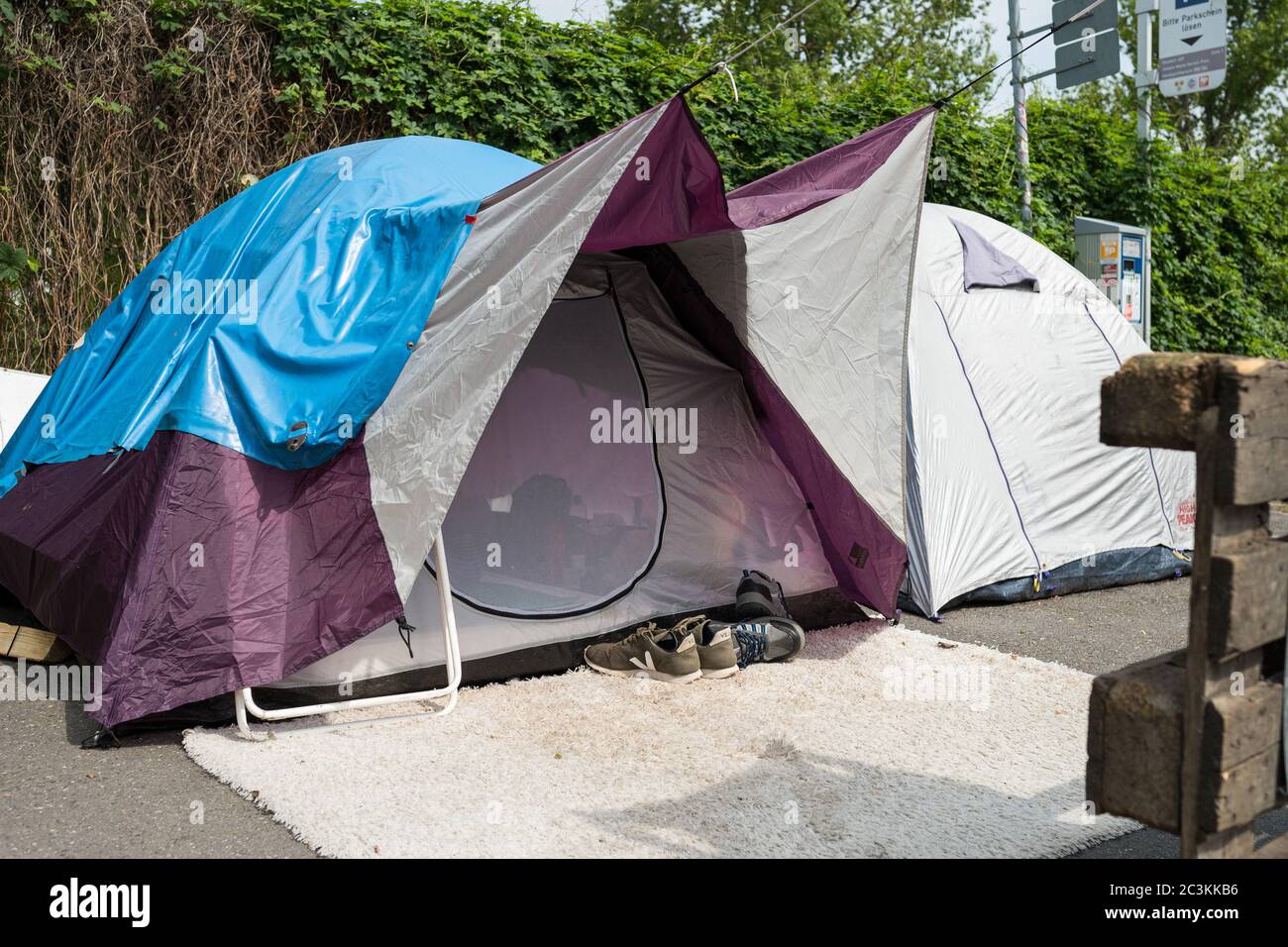 Homeless people live in tents hi-res stock photography and images - Alamy