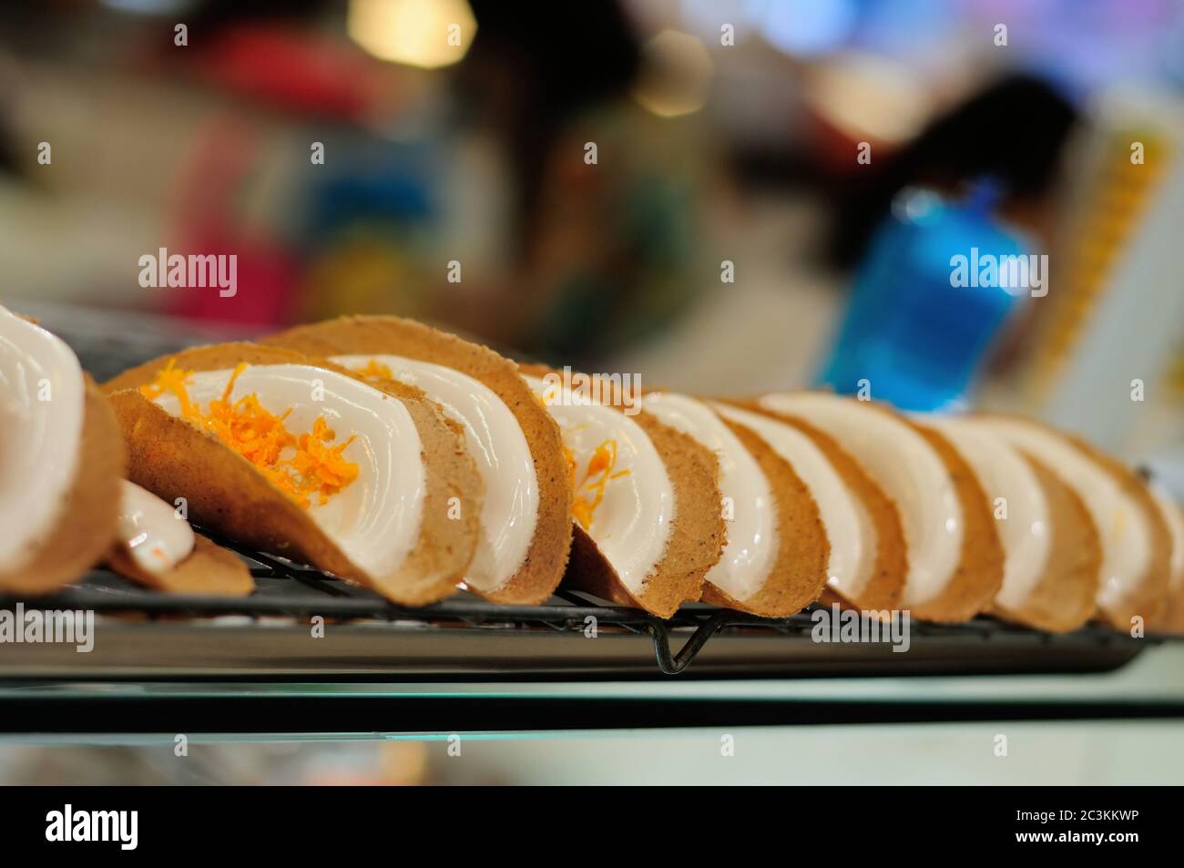 Crispy Thai Crepes (Khanom bueang Stock Photo - Alamy
