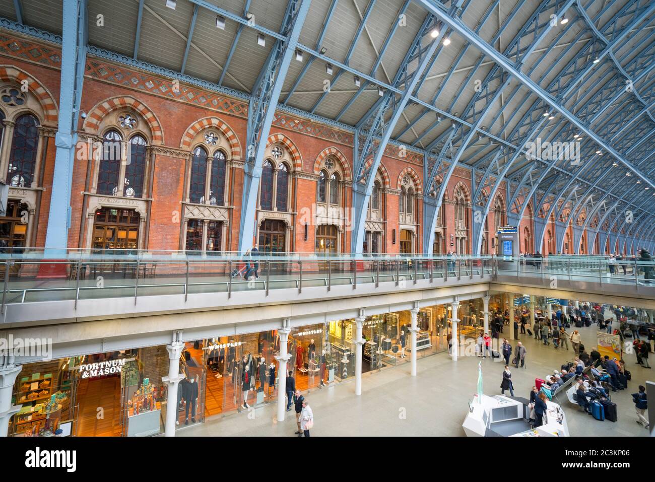The architecture of London St. Pancras International railway station ...