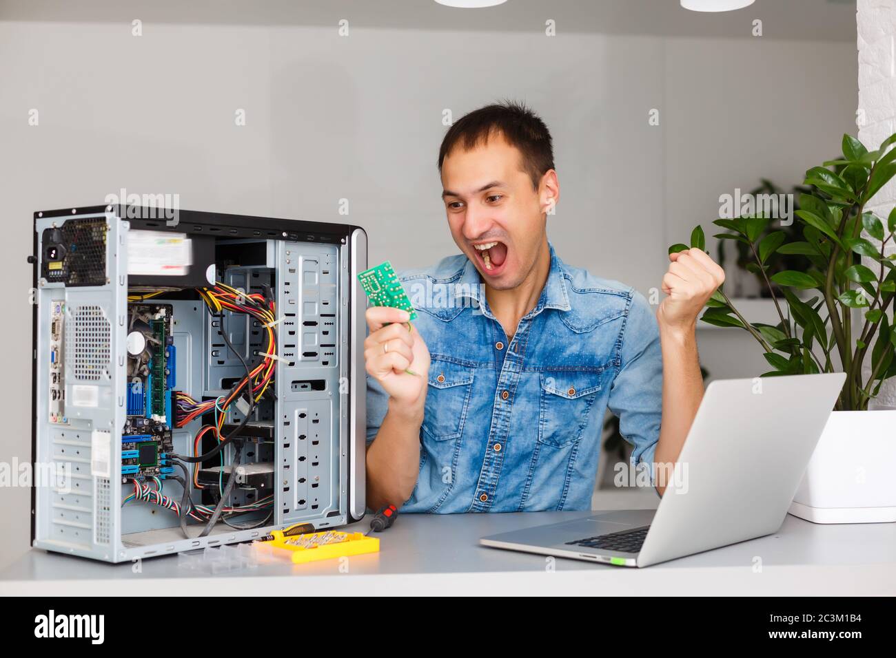 Computer engineer working on an old motherboard Stock Photo - Alamy