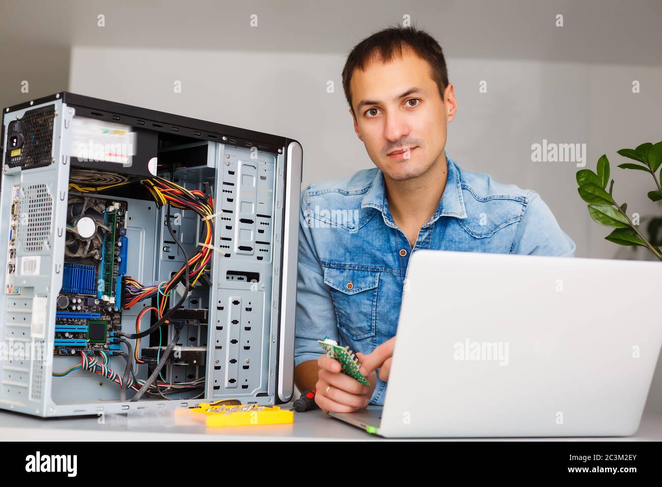 Computer engineer working on an old motherboard Stock Photo - Alamy