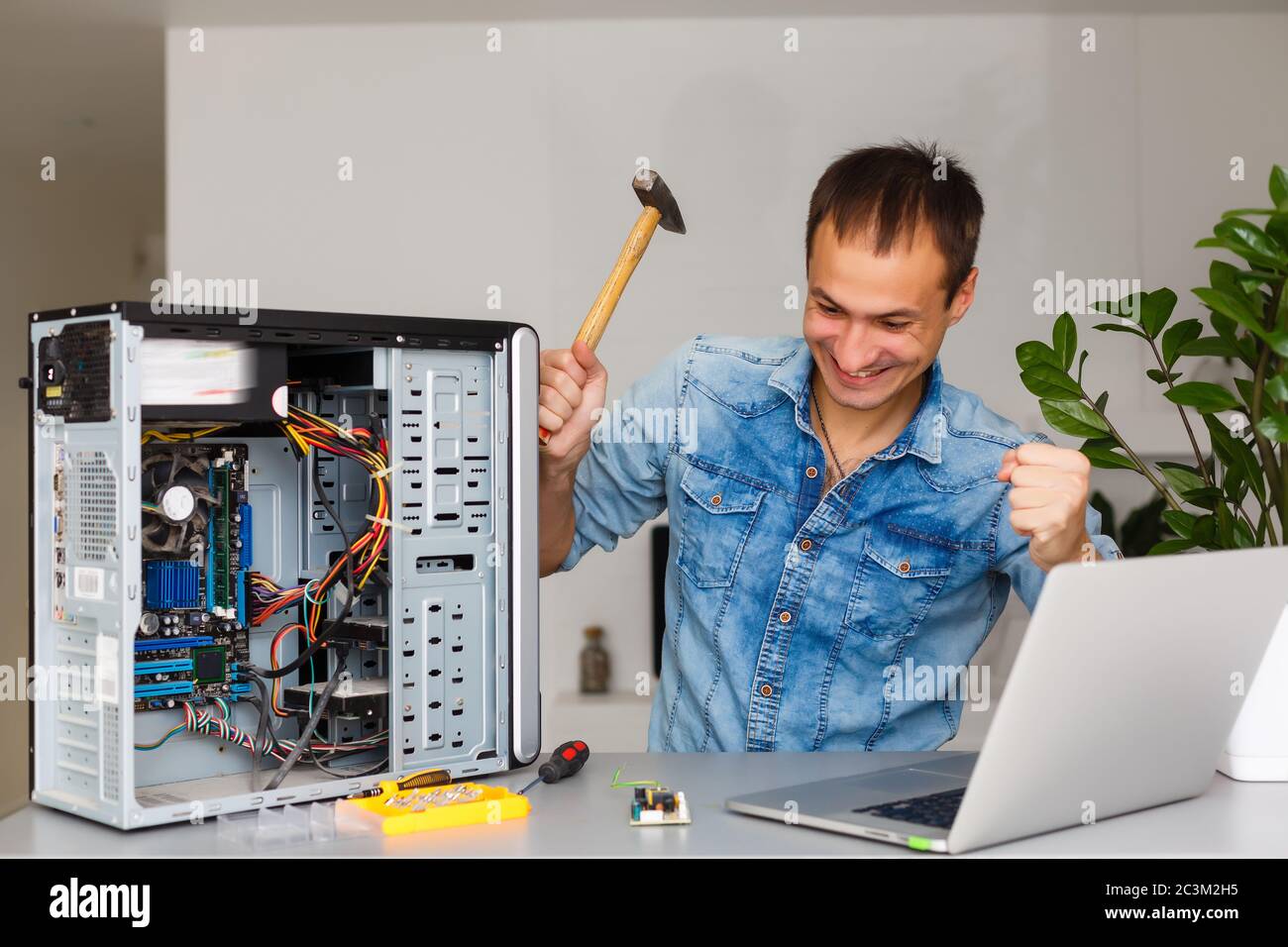 Angry man smashing his laptop Stock Photo - Alamy