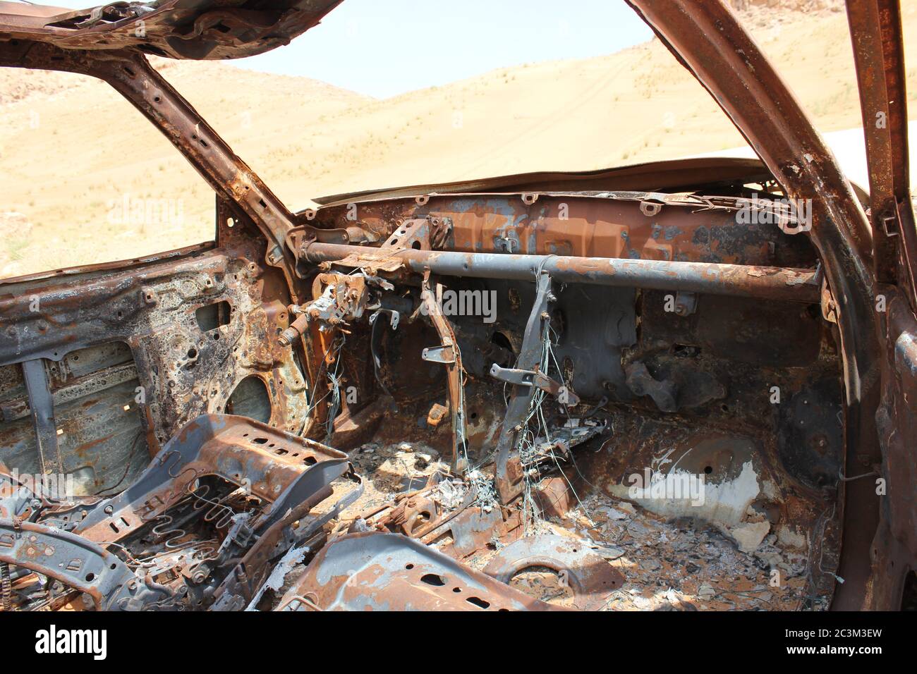 Off road vehicle damage desert hi-res stock photography and images - Alamy