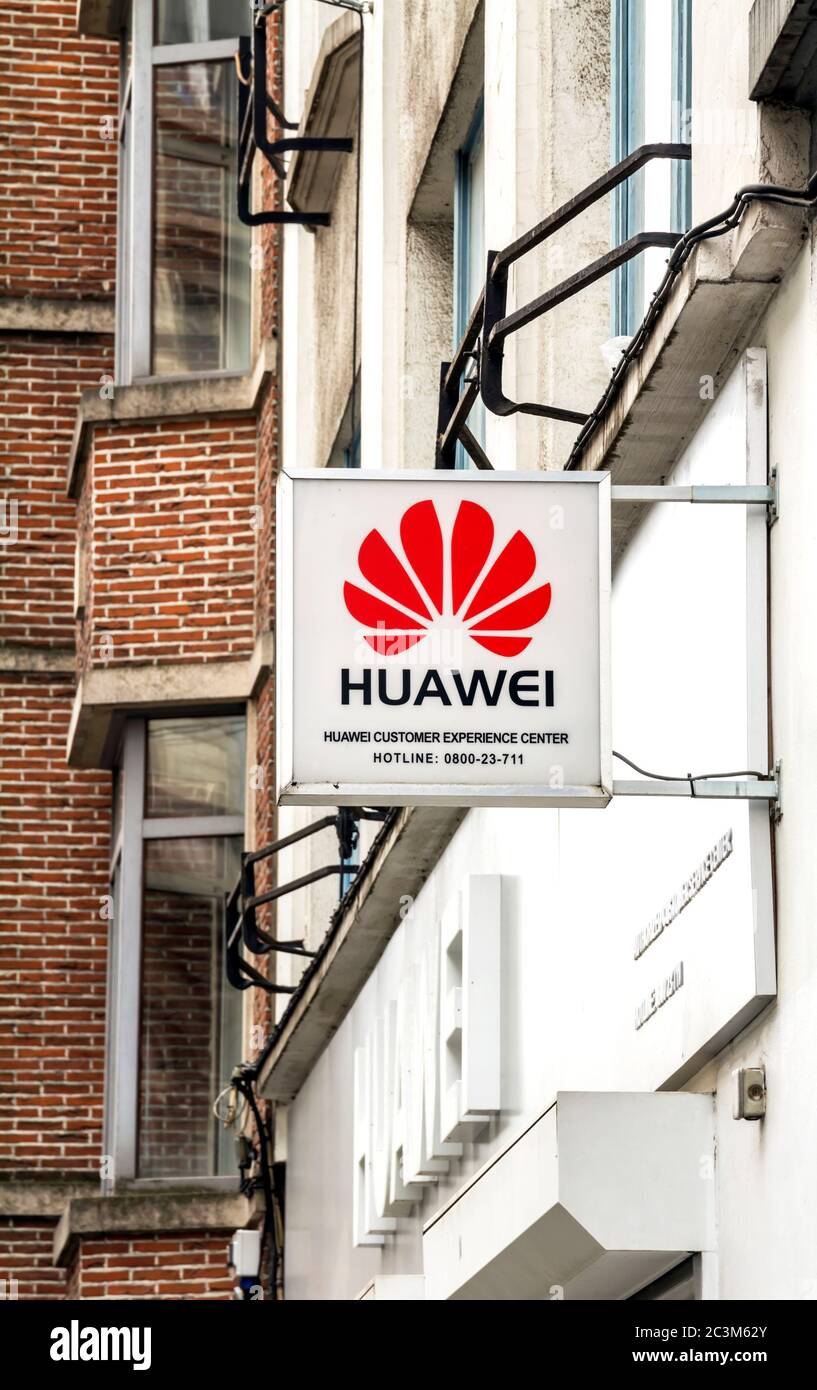 Huawei advertisements hi-res stock photography and images - Alamy