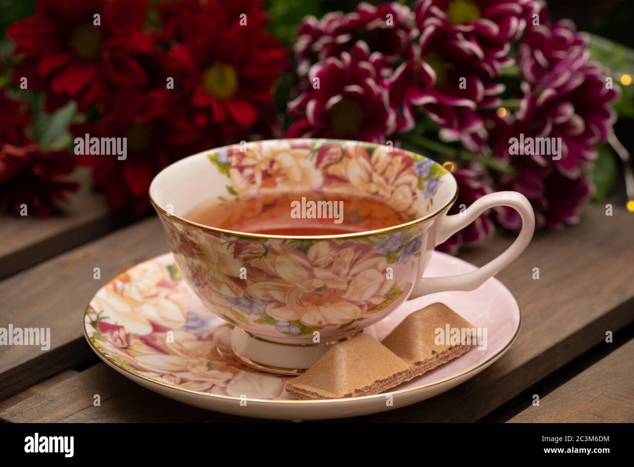Black tea in pretty porcelain tea cups Stock Photo - Alamy