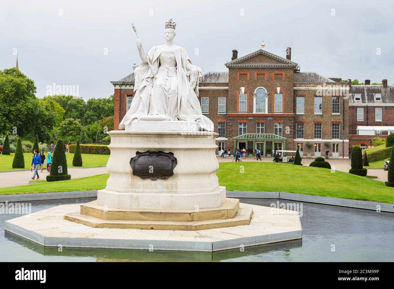 Princess diana statue sunken garden hi-res stock photography and images ...