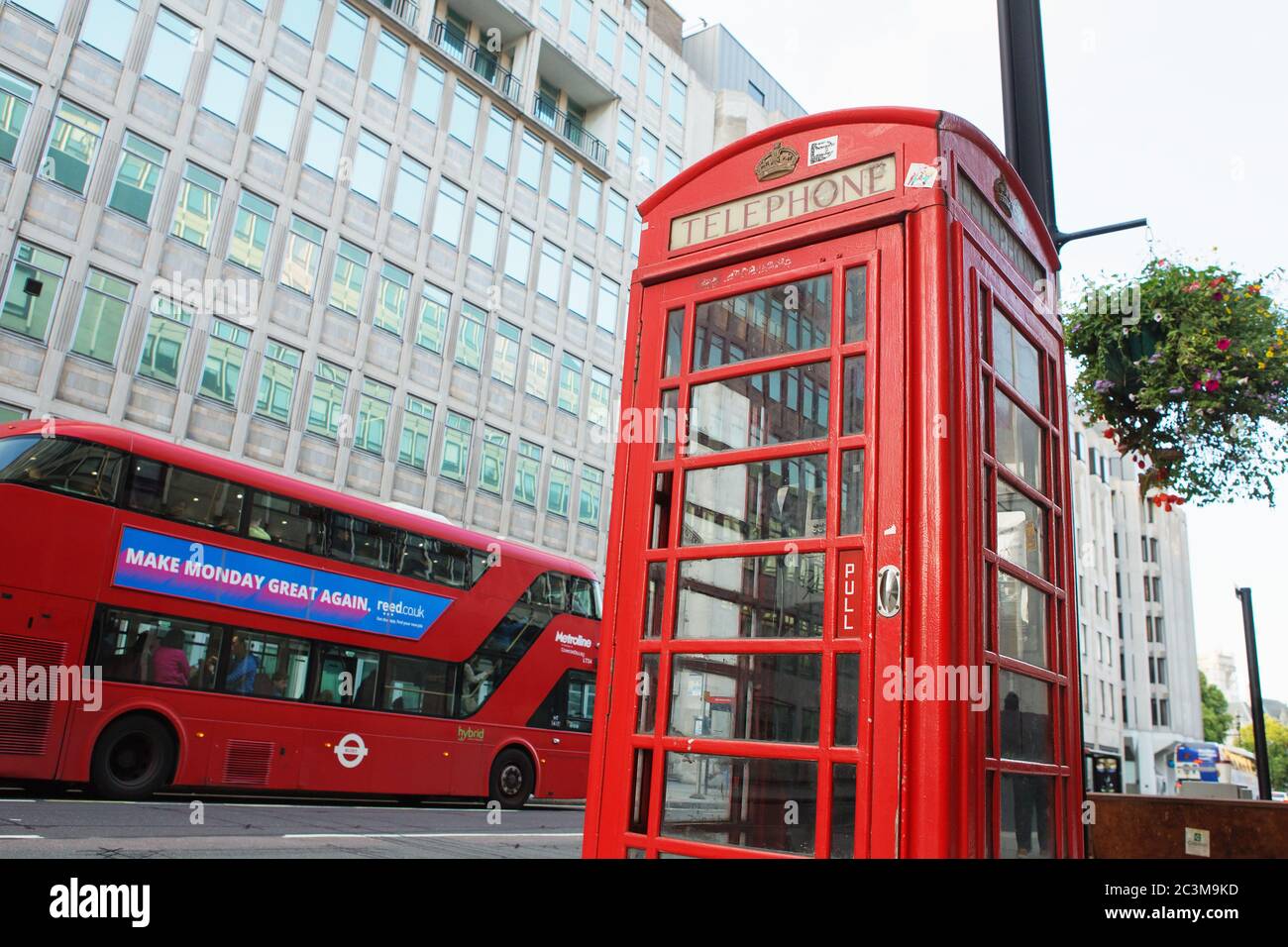 London phone box bus routemaster hi-res stock photography and images ...