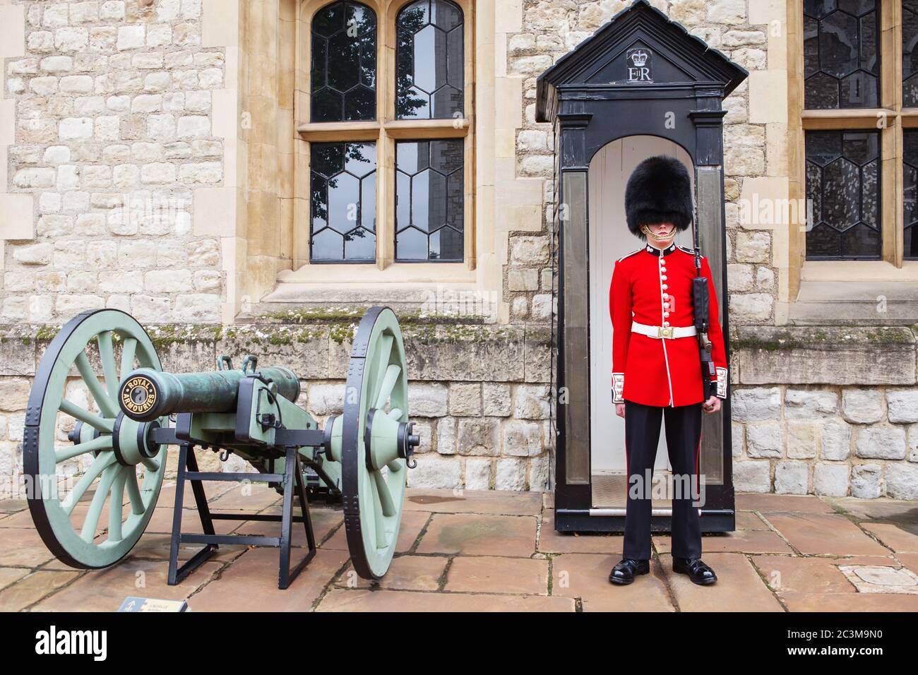 LONDON, UNITED KINGDOM - AUGUST 21, 2017 : Royal Guard at Tower of ...