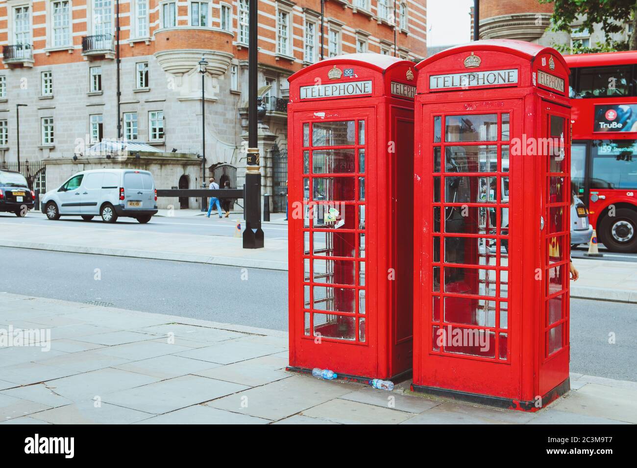 London phone box bus routemaster hi-res stock photography and images ...