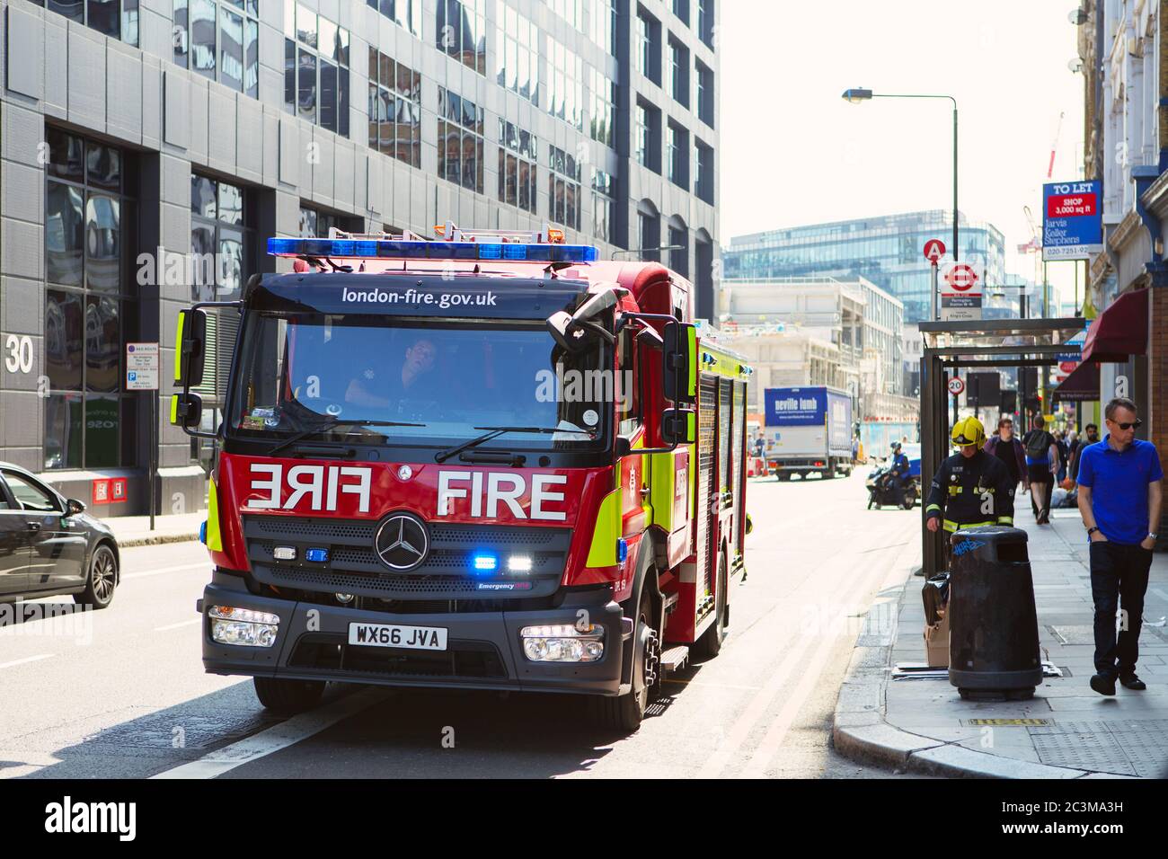 London fire brigade ladder vehicle hi-res stock photography and images ...