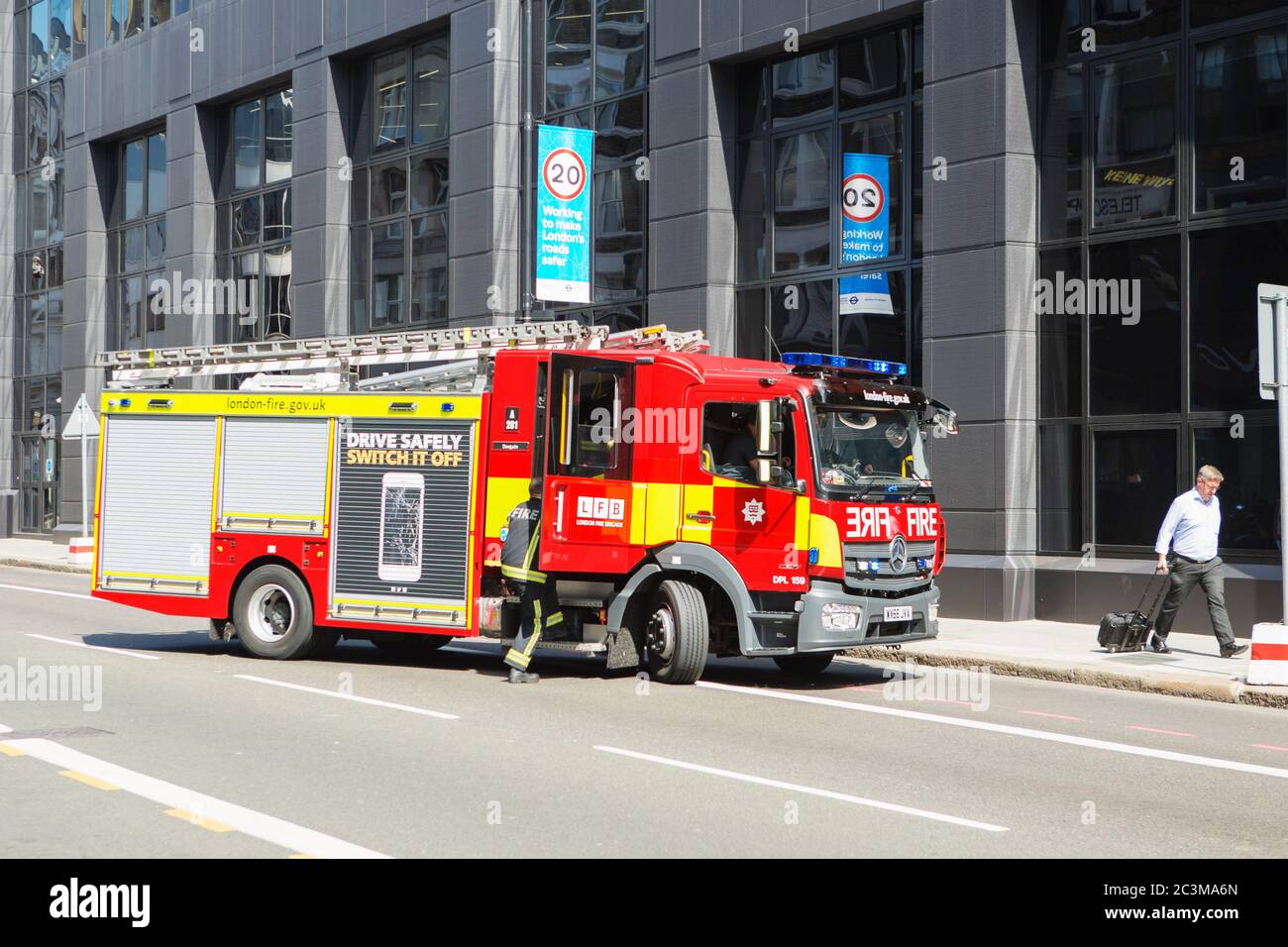 London fire brigade ladder vehicle hi-res stock photography and images ...