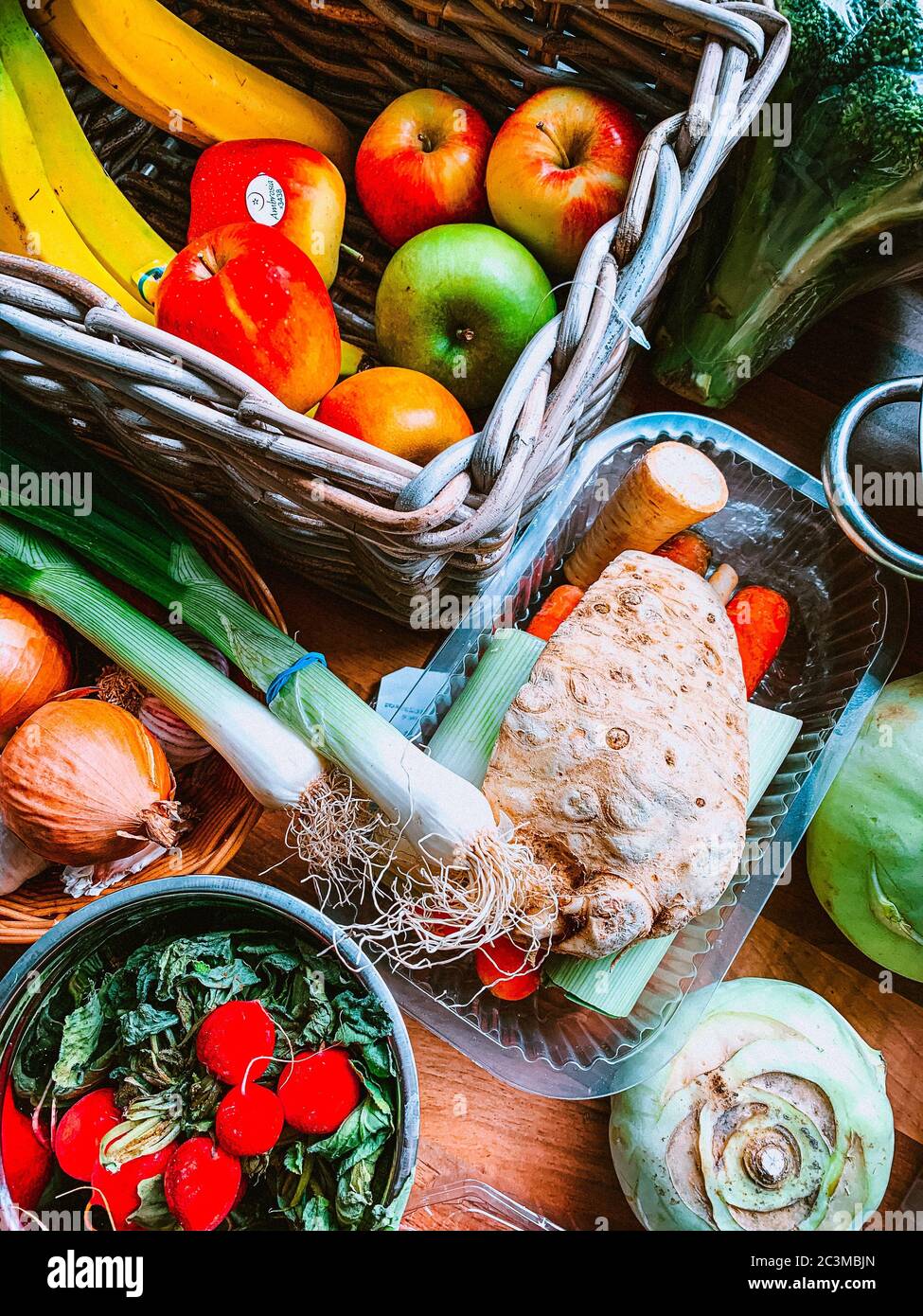 Onion garlic baskets hi-res stock photography and images - Alamy