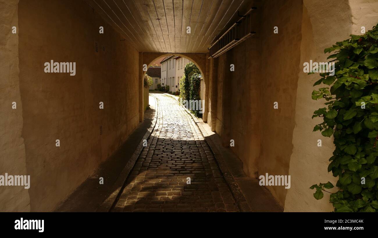 House passage to the rear building - archway - tunnel Stock Photo - Alamy