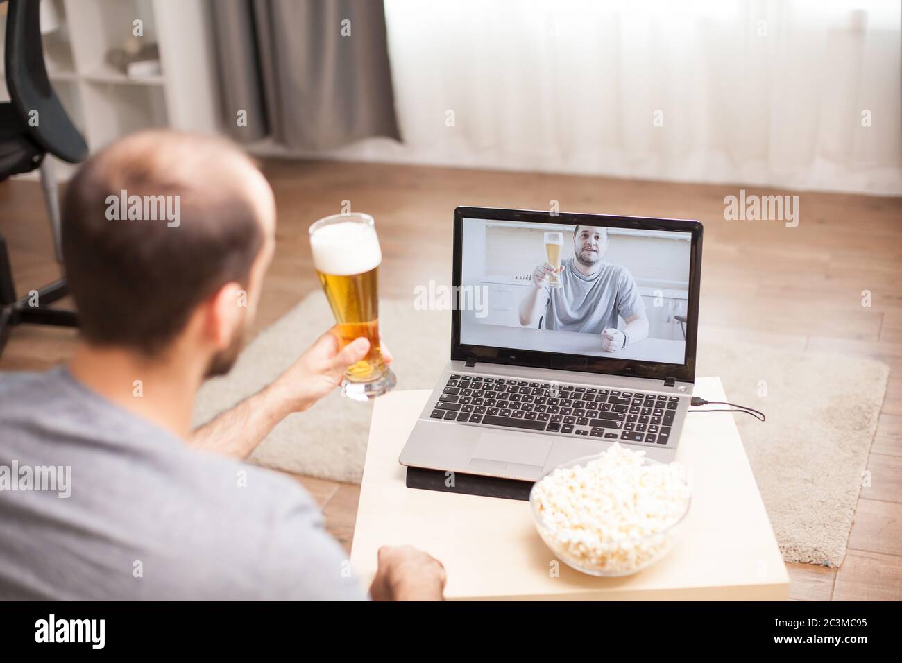 Best friends drinking beer in a video call during quarantine Stock ...
