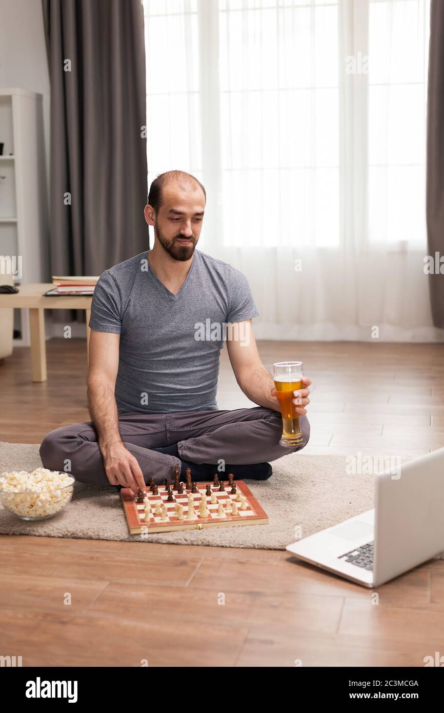 Playing chess online hi-res stock photography and images - Alamy