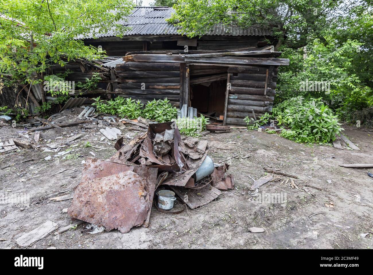 Trash pile building hi-res stock photography and images - Alamy