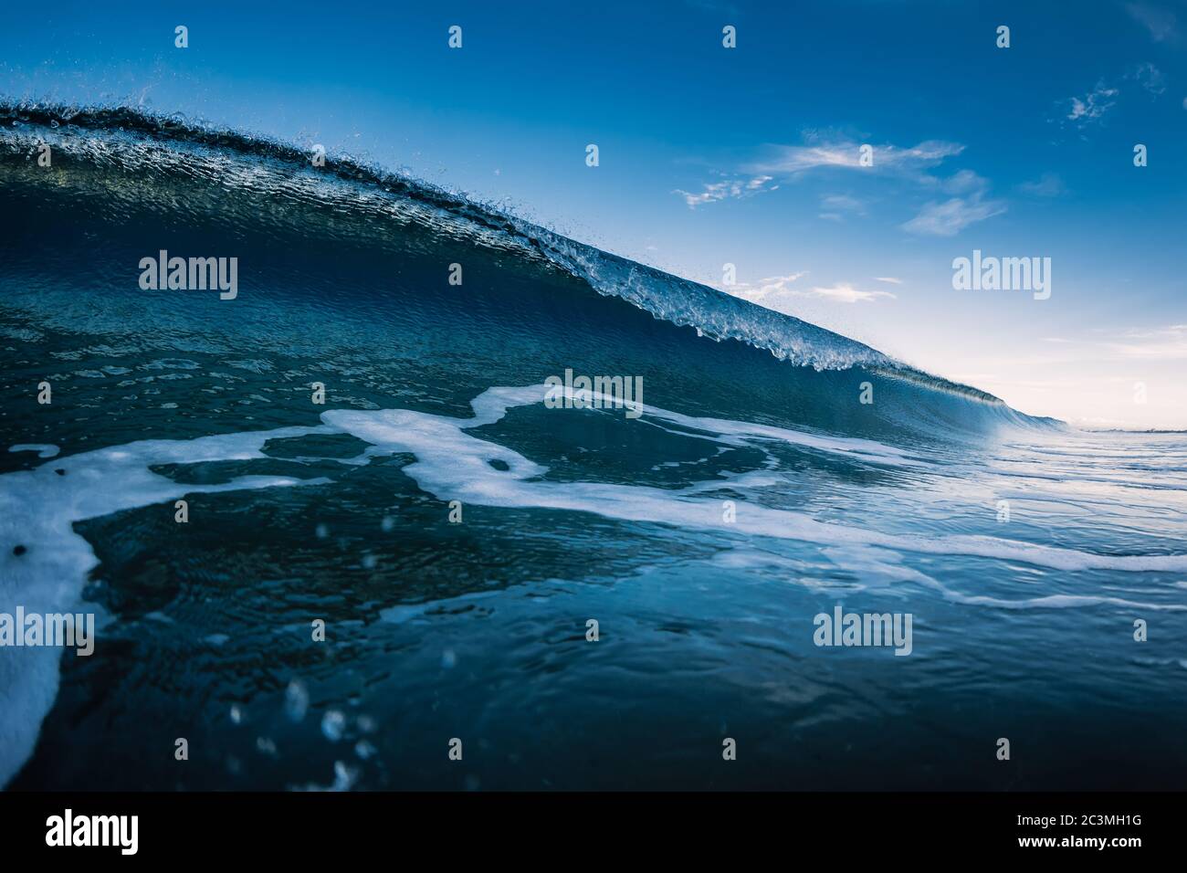 Blue barrel wave in ocean. Breaking sea wave Stock Photo - Alamy