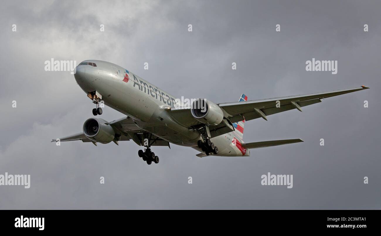American Airlines Boeing 777 N757AN on final approach to London ...