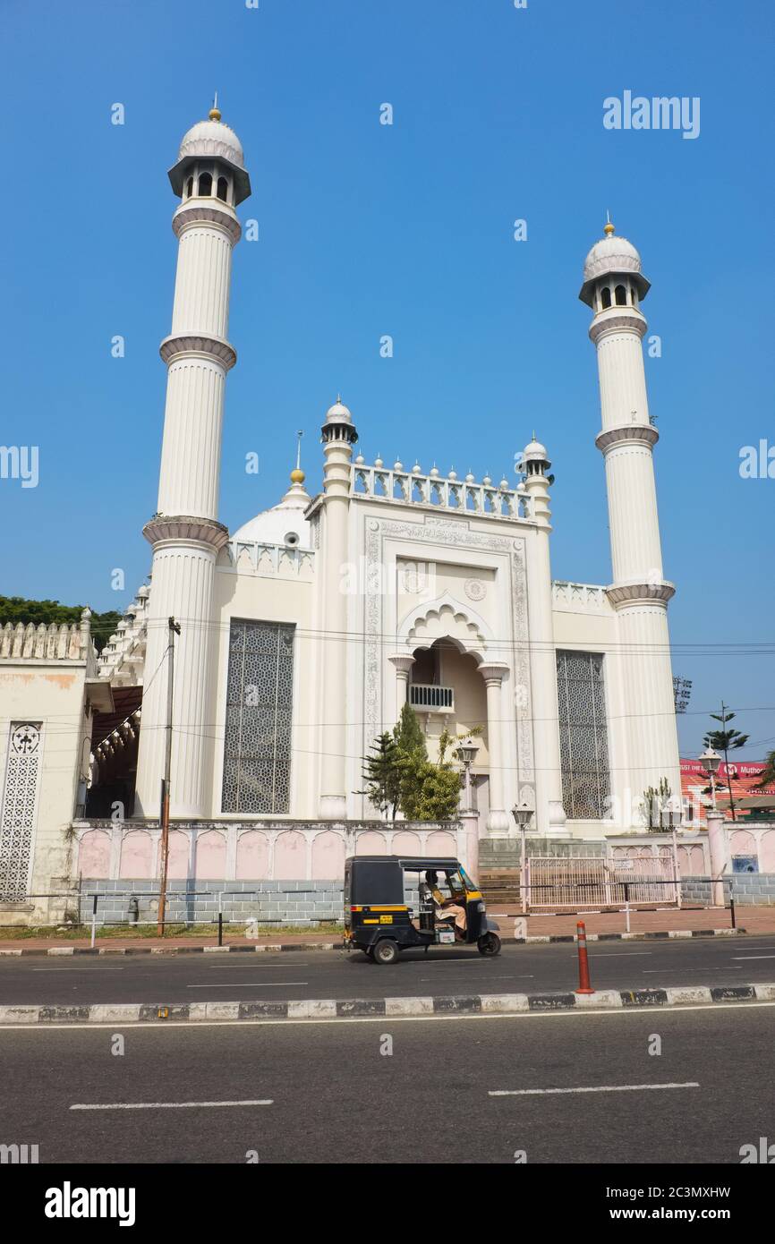 The white Palayam Juma Mosque (Palayam Pally) in Trivandrum ...