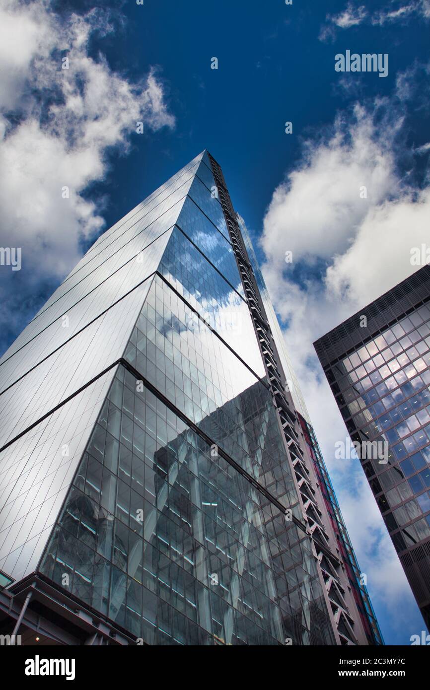 Finance skyscraper hi-res stock photography and images - Alamy