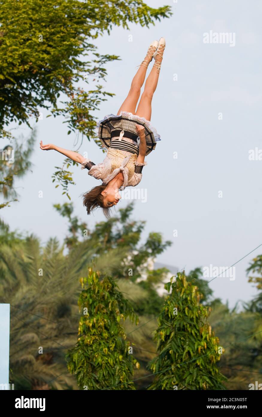 Acrobatic performer hi-res stock photography and images - Alamy