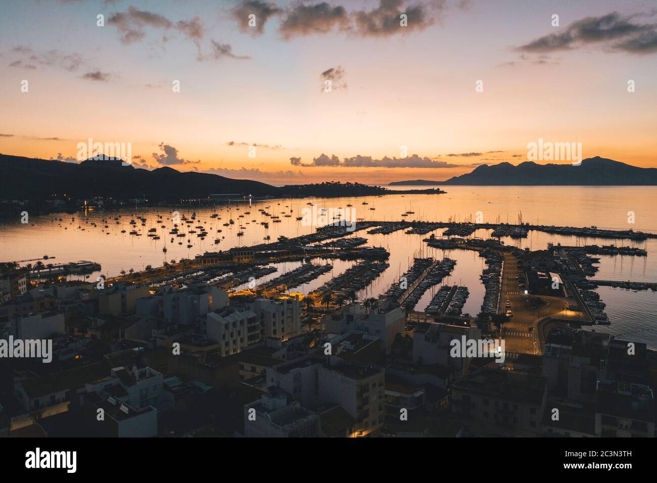 Sunset over water boats hi-res stock photography and images - Alamy