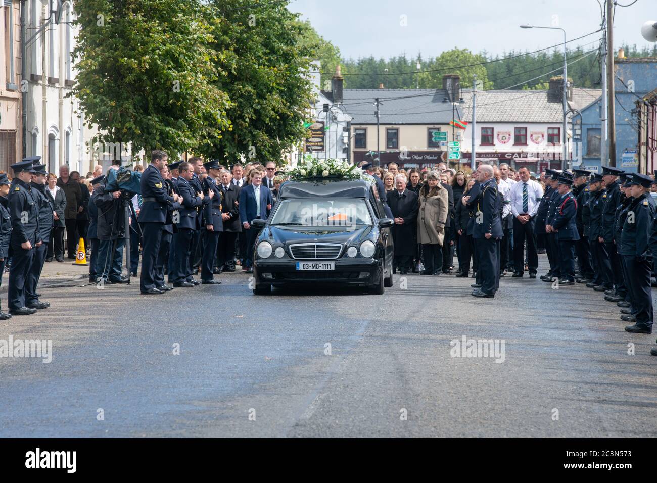 The coffin of detective garda colm horkan hi-res stock photography and ...