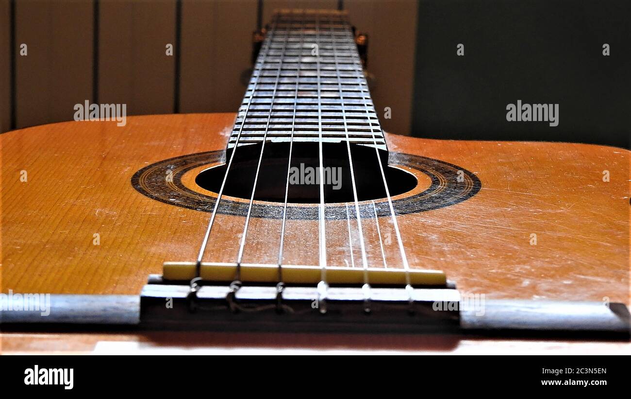 Disc with strings hi-res stock photography and images - Alamy