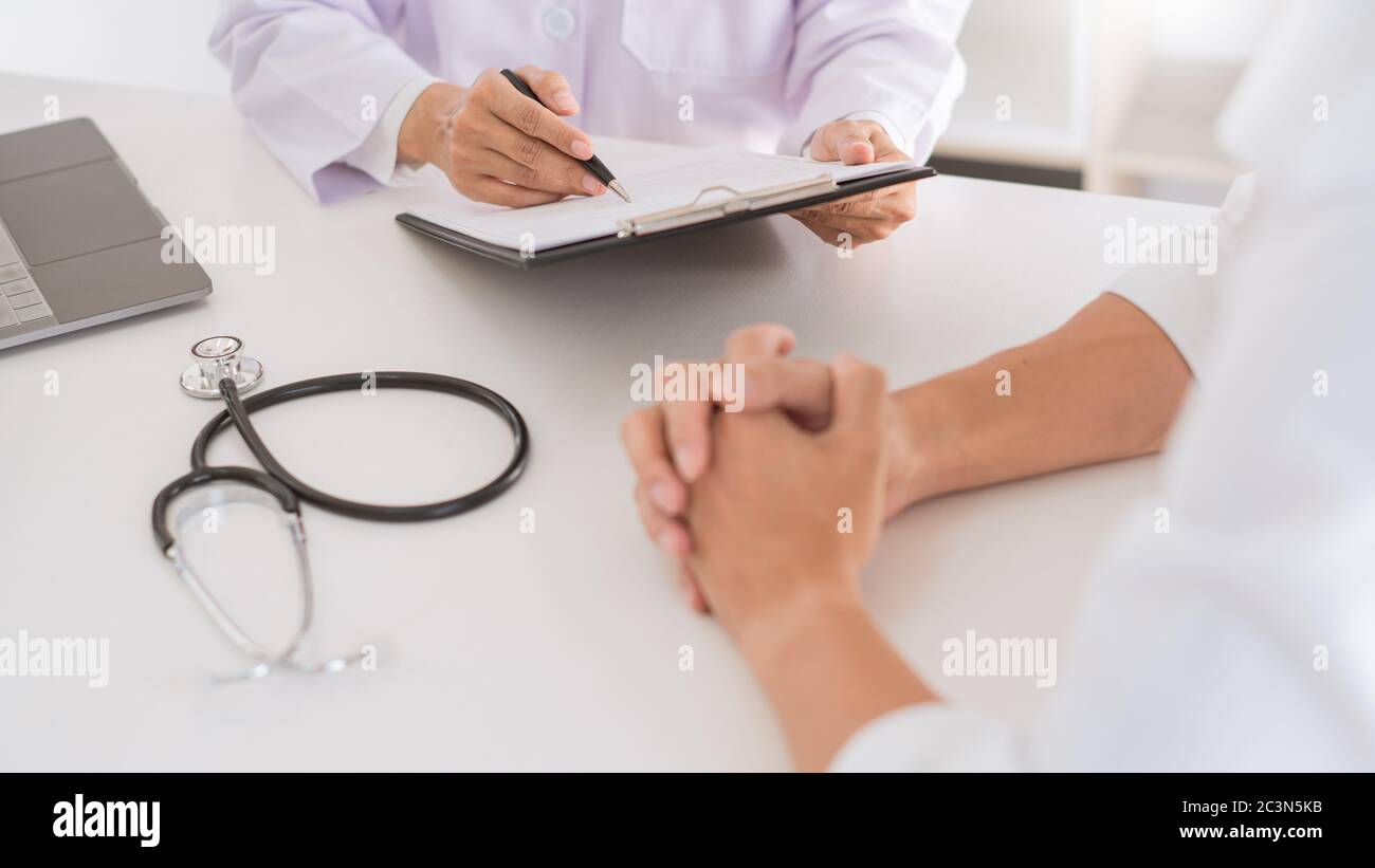 Doctor patient medicament talking hi-res stock photography and images ...