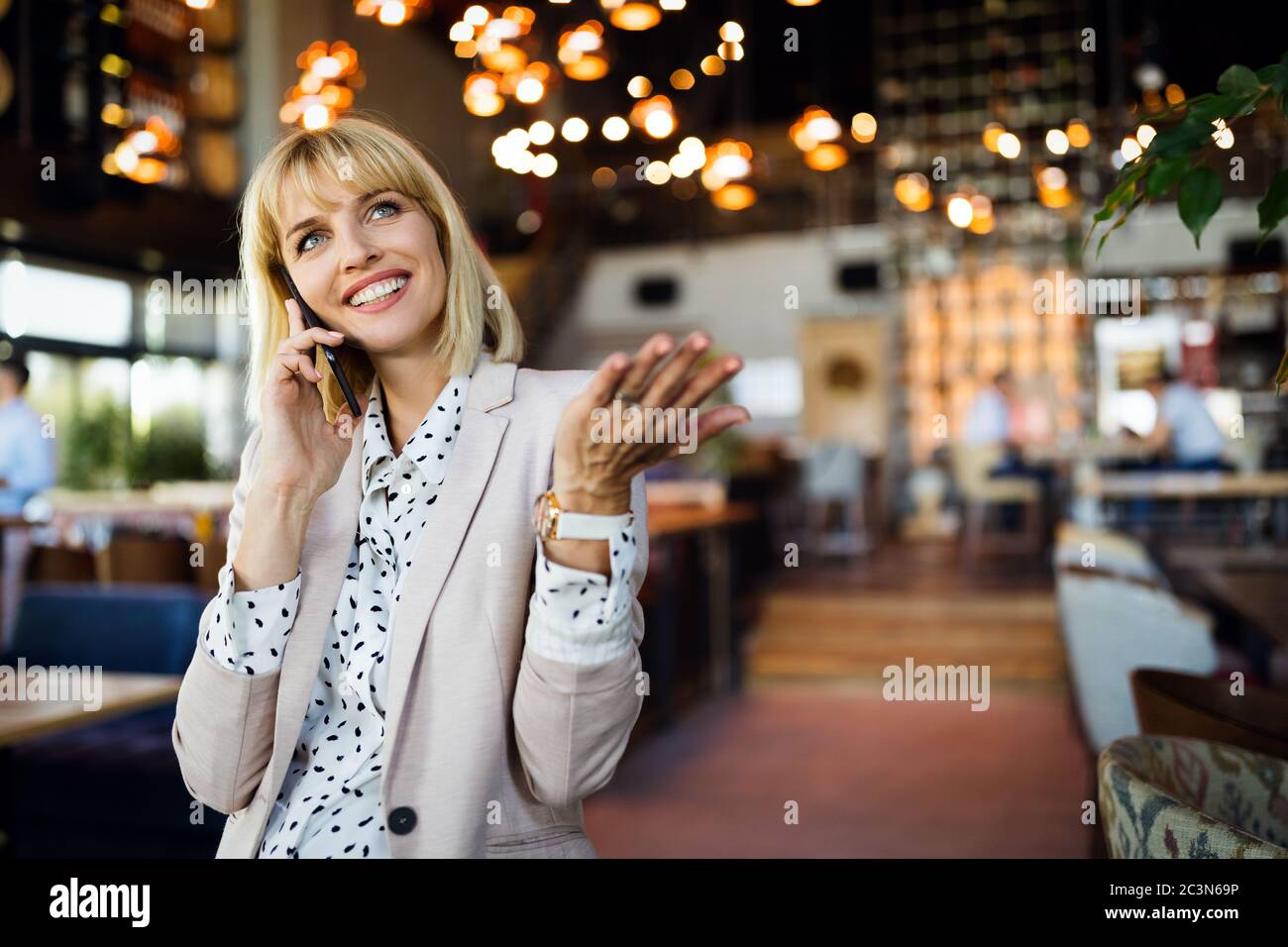 Lady answering the phone hi-res stock photography and images - Alamy