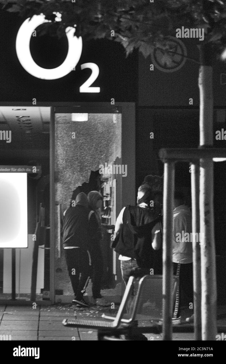21 June 2020, 2:30 AM, At the Königstrasse O2 store, rioters are ...