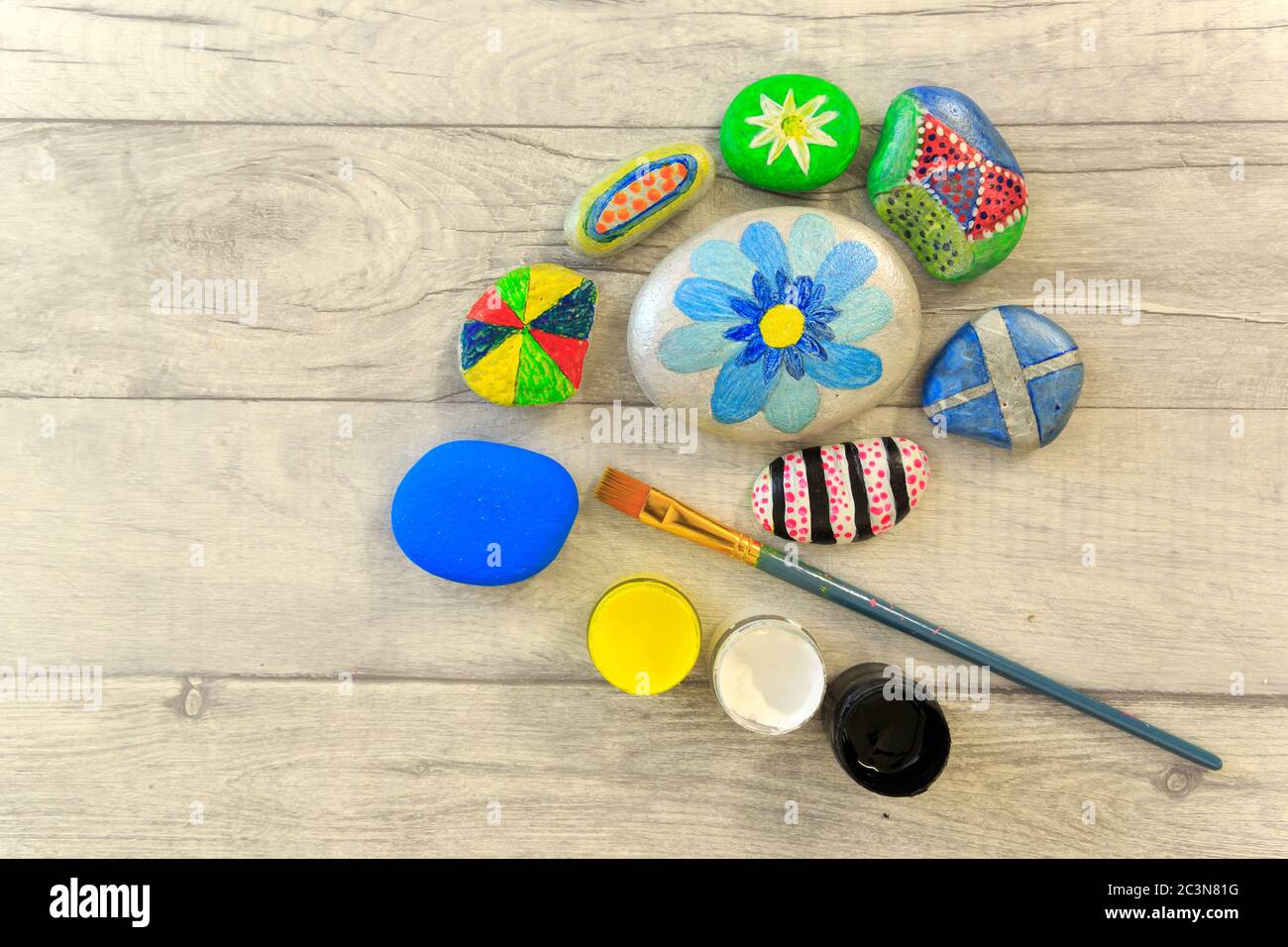 Painted stones hi-res stock photography and images - Alamy