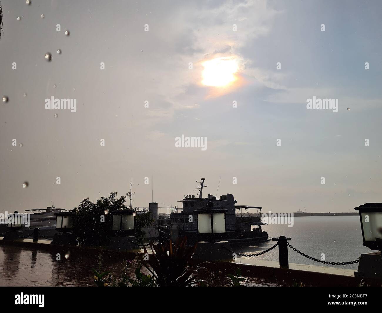 Manila, Philippines. 21st June, 2020. Solar eclipse spectators at ...