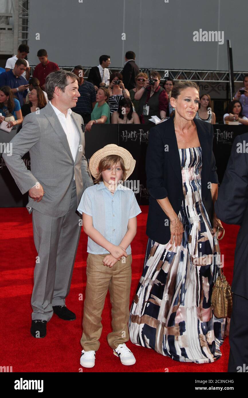 Matthew Broderick and Sarah Jessica Parker pose with their son James ...