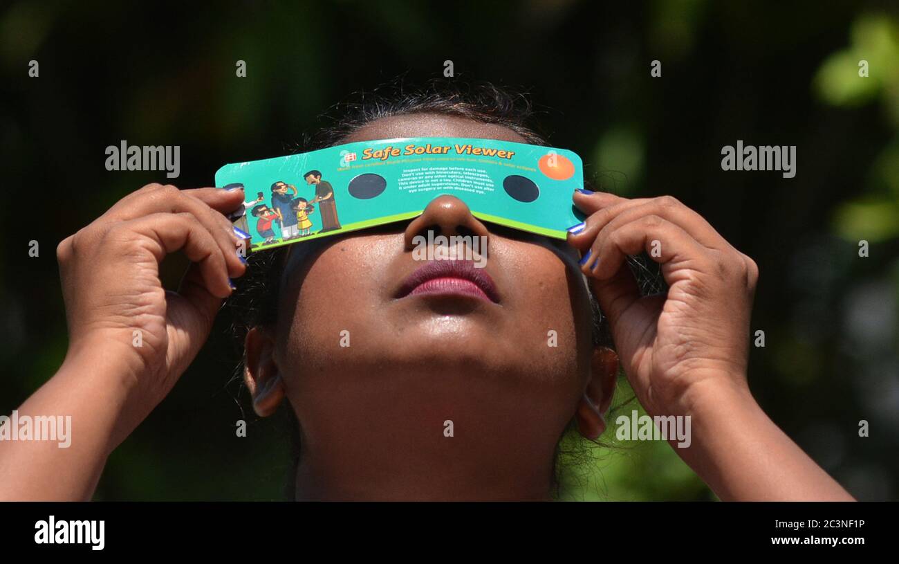 How to see the eclipse through paper - mertqnh