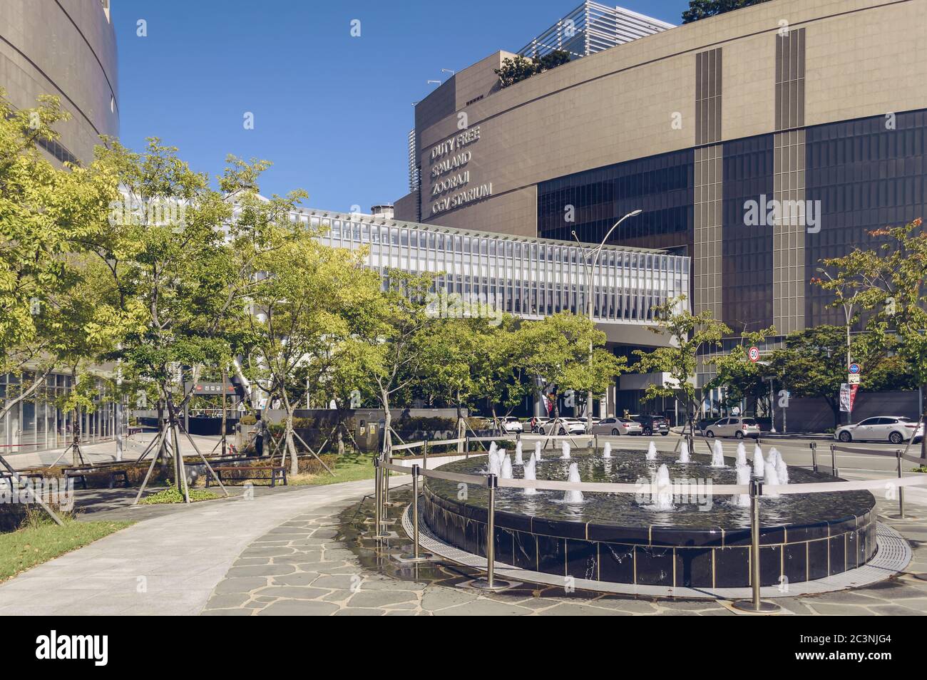 Mall fountain shopping department store hi-res stock photography and ...