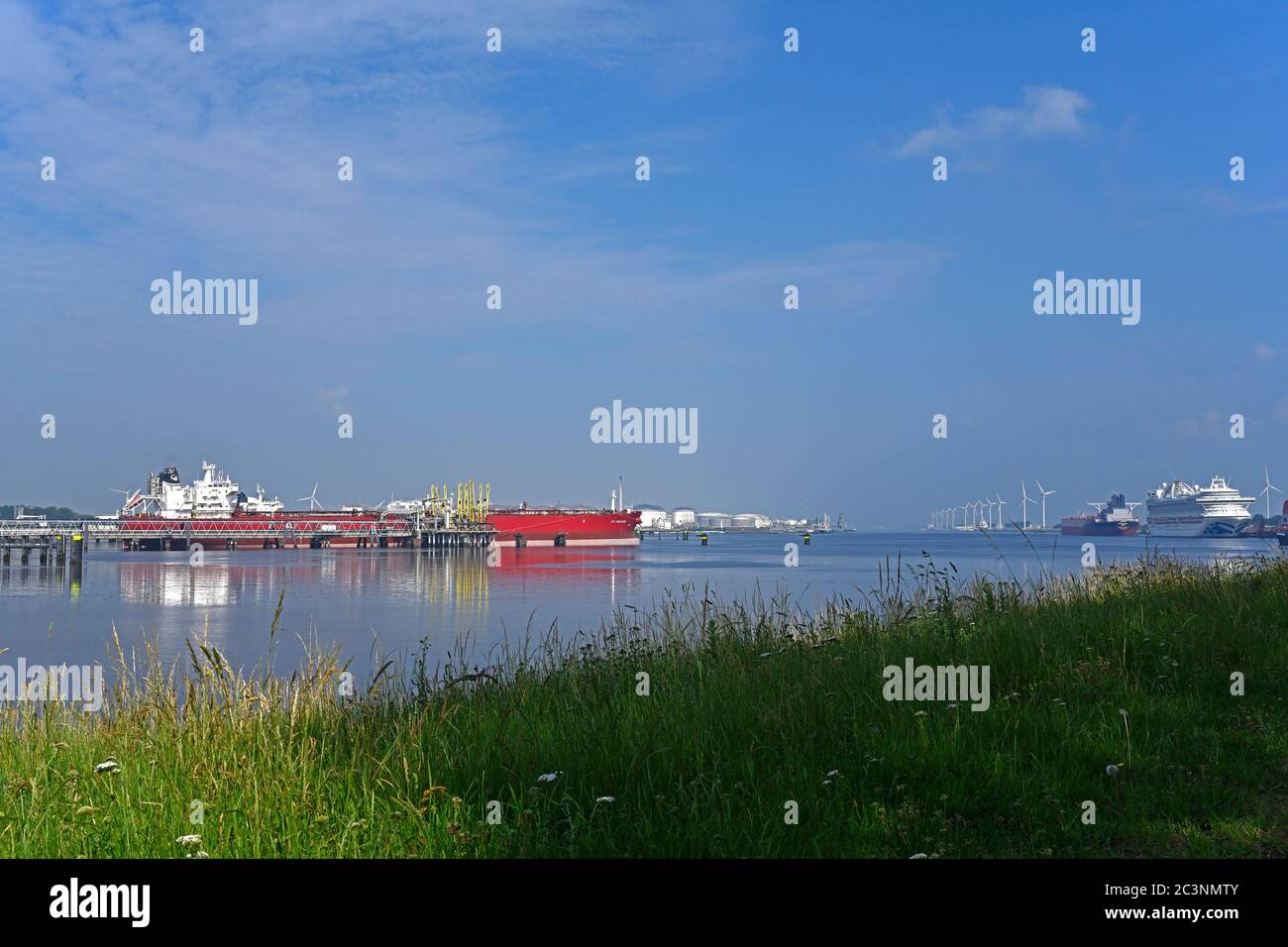 Oil terminal rotterdam hi-res stock photography and images - Alamy